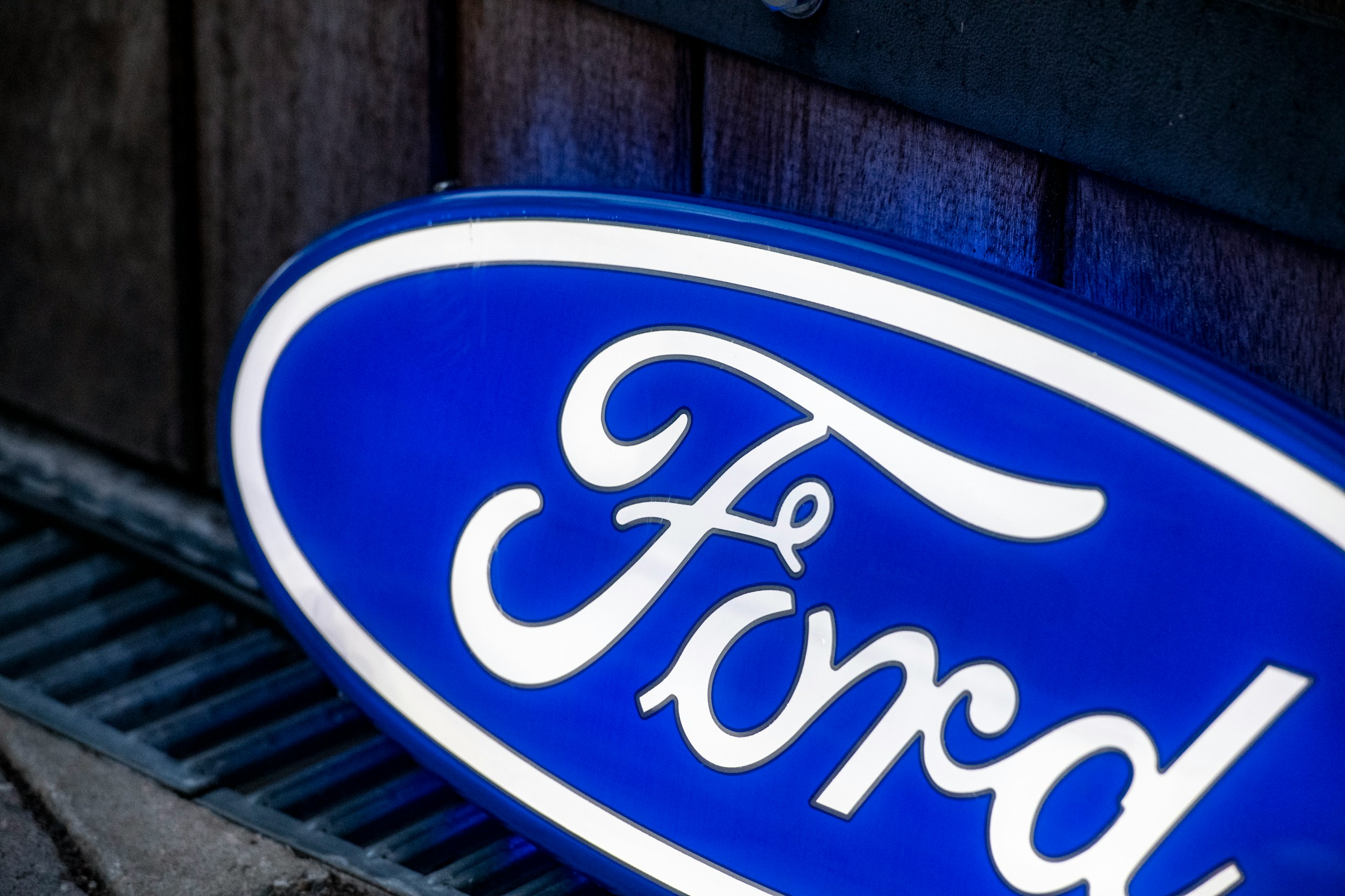 FORD ILLUMINATED SIGN for sale by auction in Corsham, Wiltshire ...