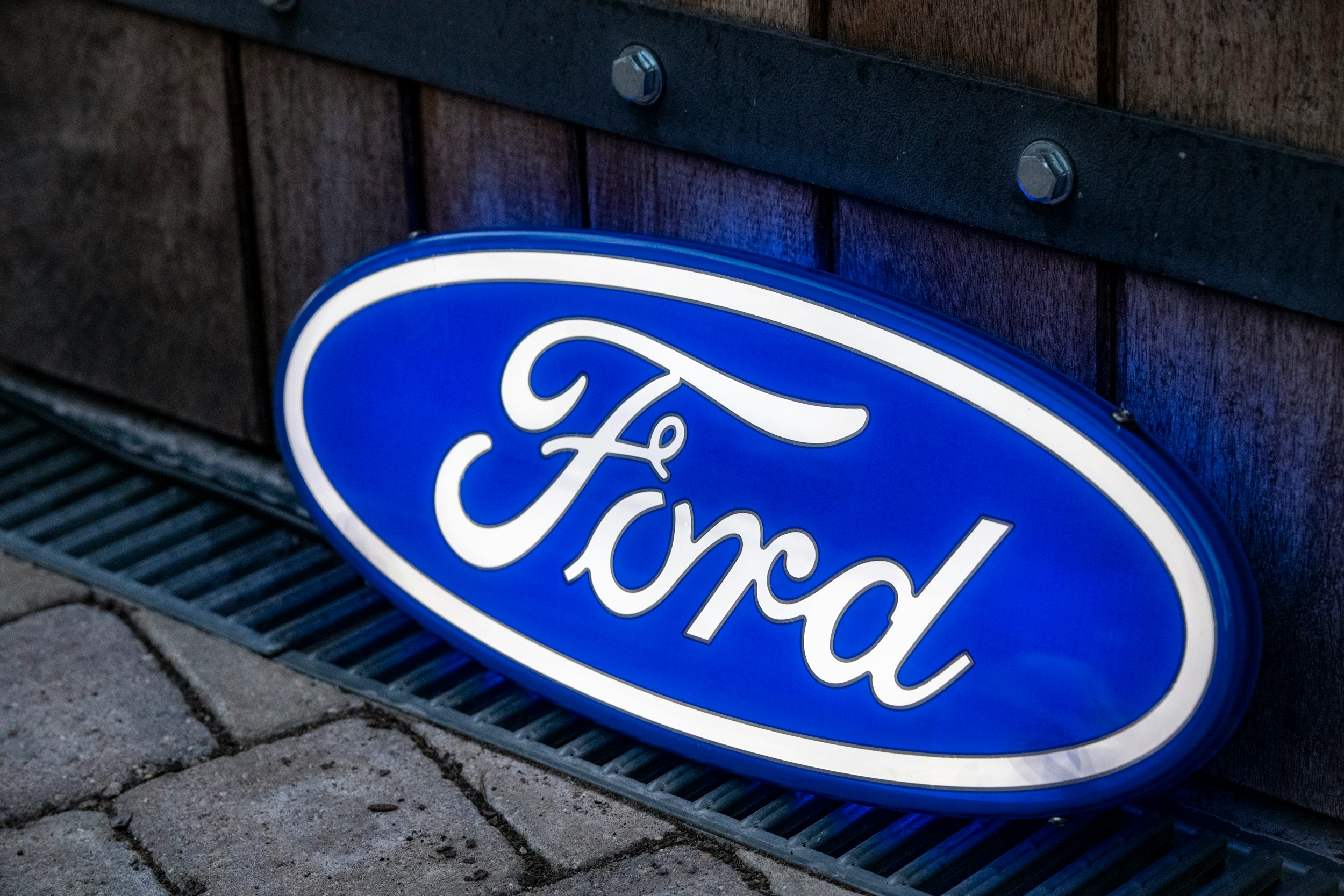 FORD ILLUMINATED SIGN for sale by auction in Corsham, Wiltshire ...
