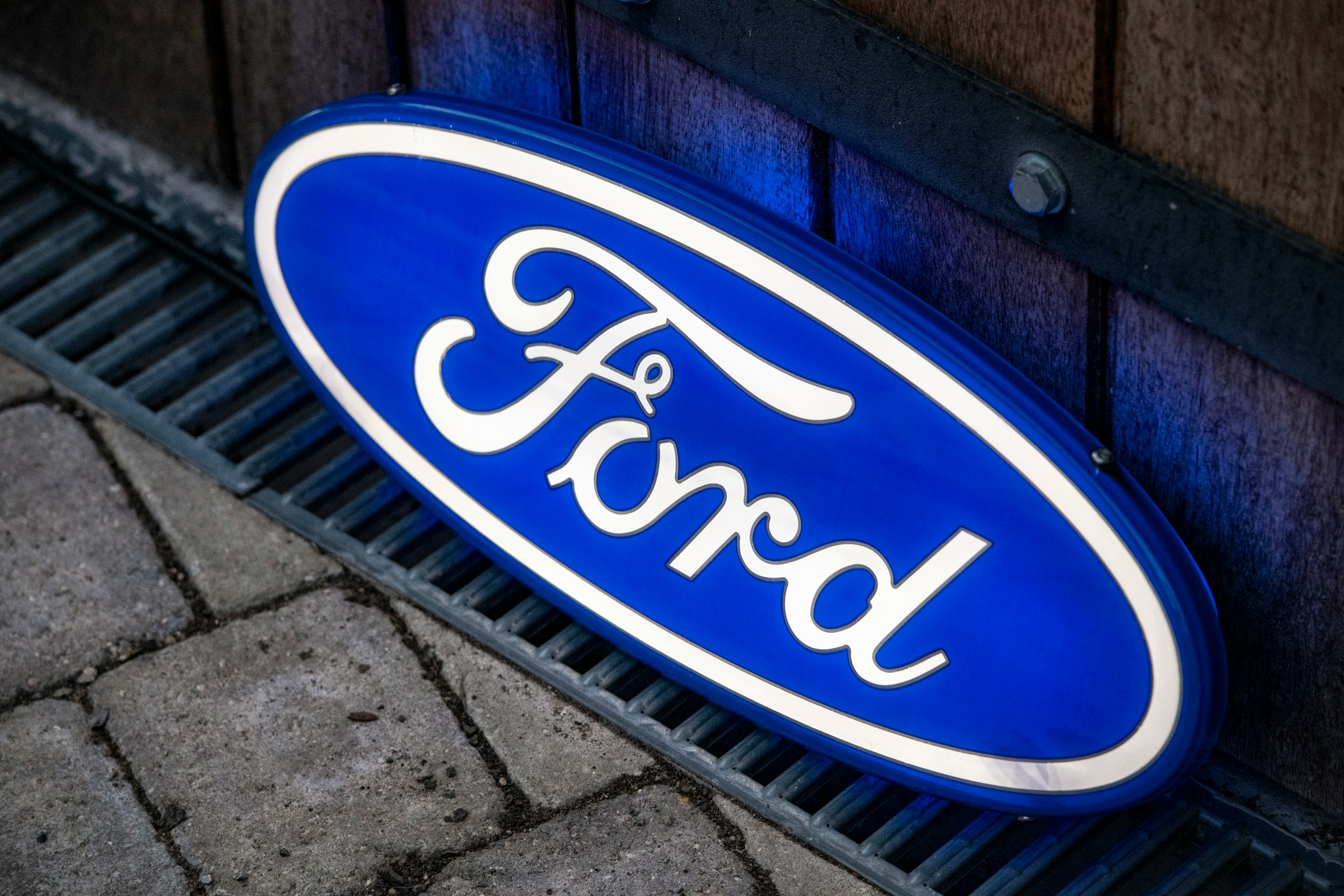FORD ILLUMINATED SIGN for sale by auction in Corsham, Wiltshire ...