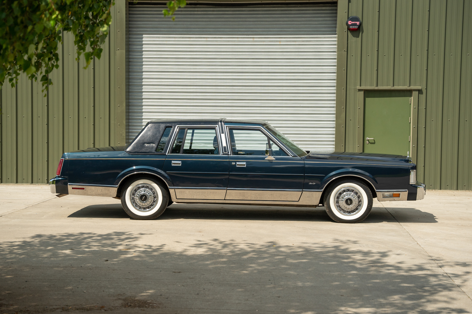 1986 LINCOLN TOWN CAR for sale by auction in Chichester, West Sussex ...