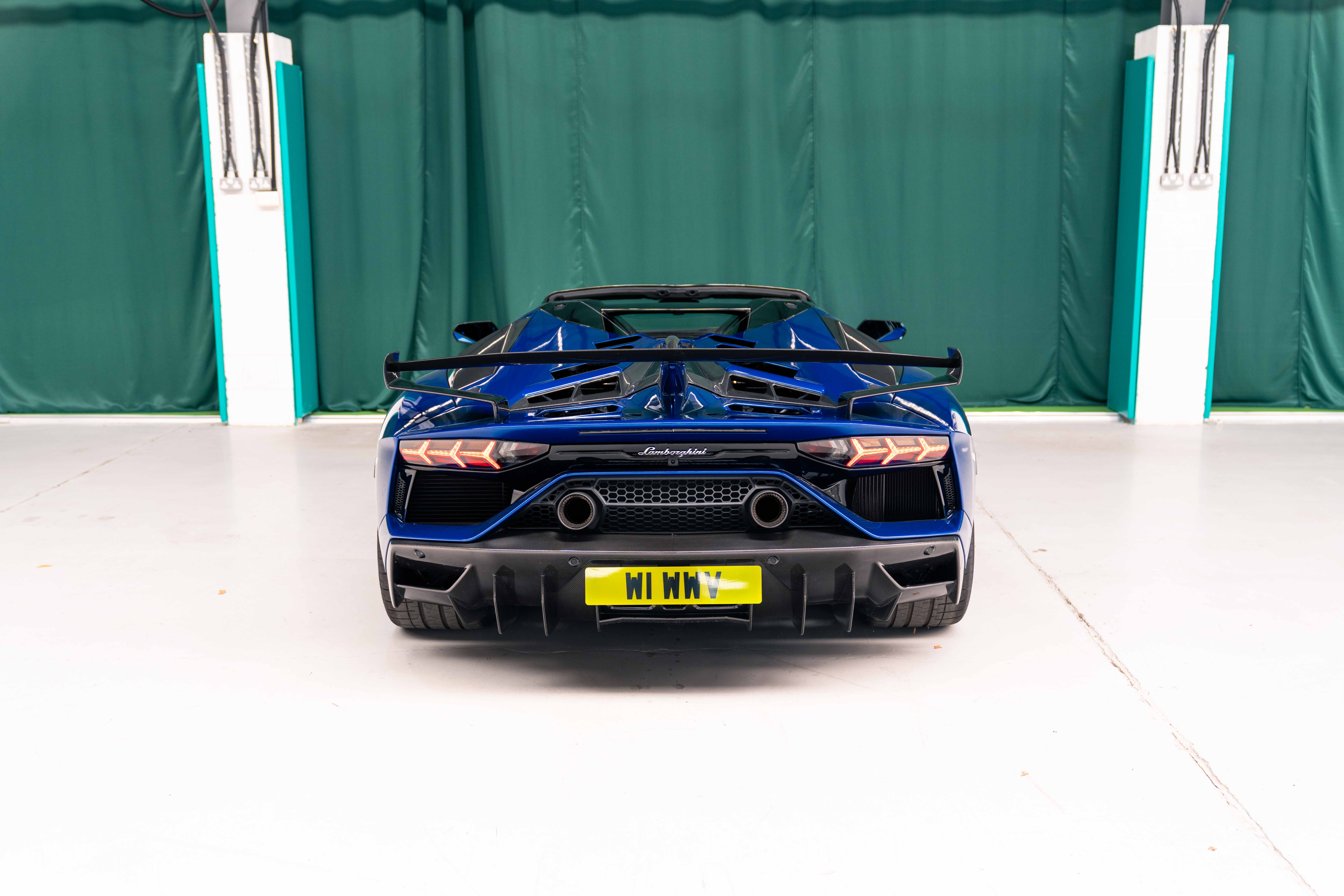 Lamborghini Aventador Roadster Azul