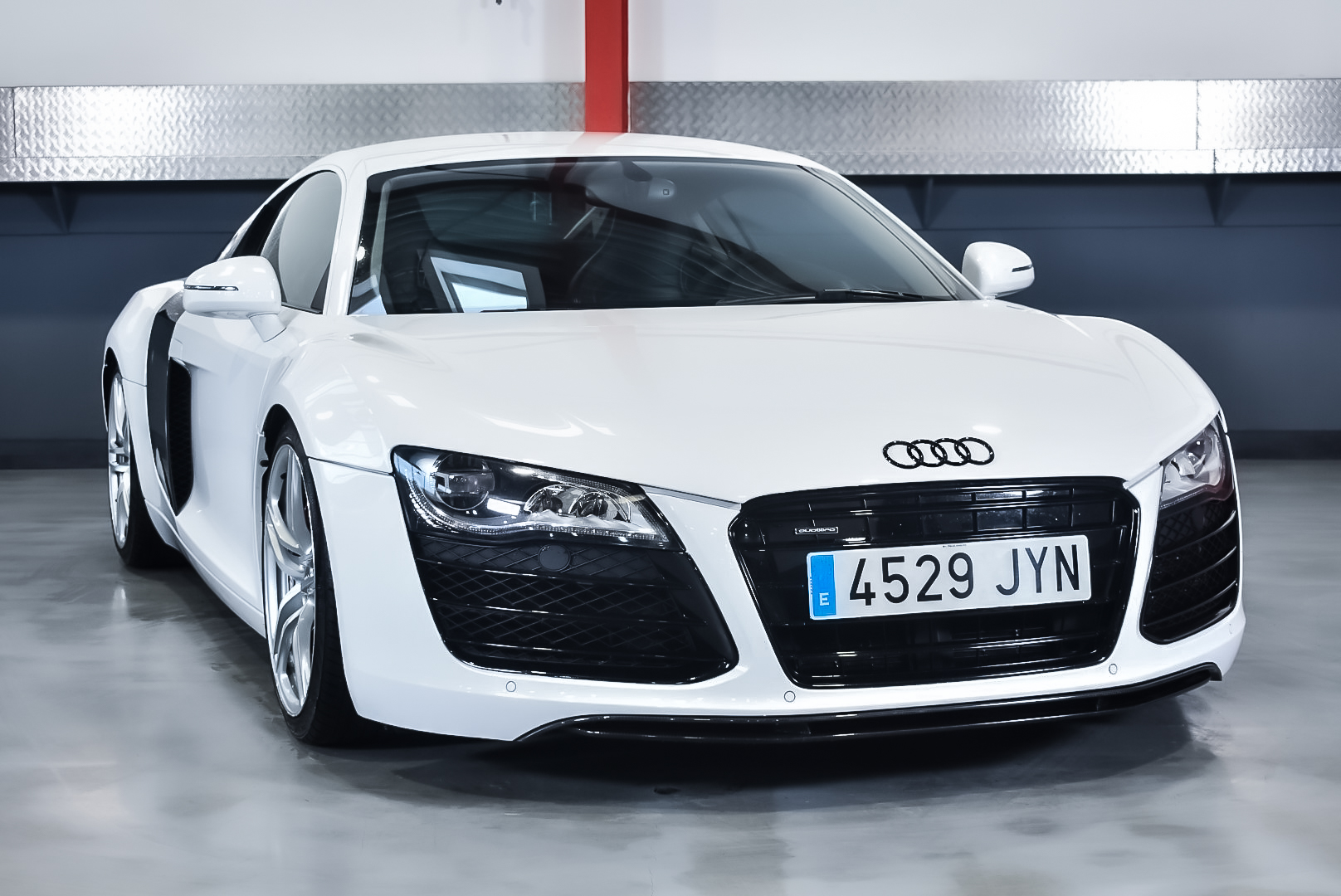 Audi R8 Blanco Mate Experience The Thrill Of Driving An Audi R8 V10