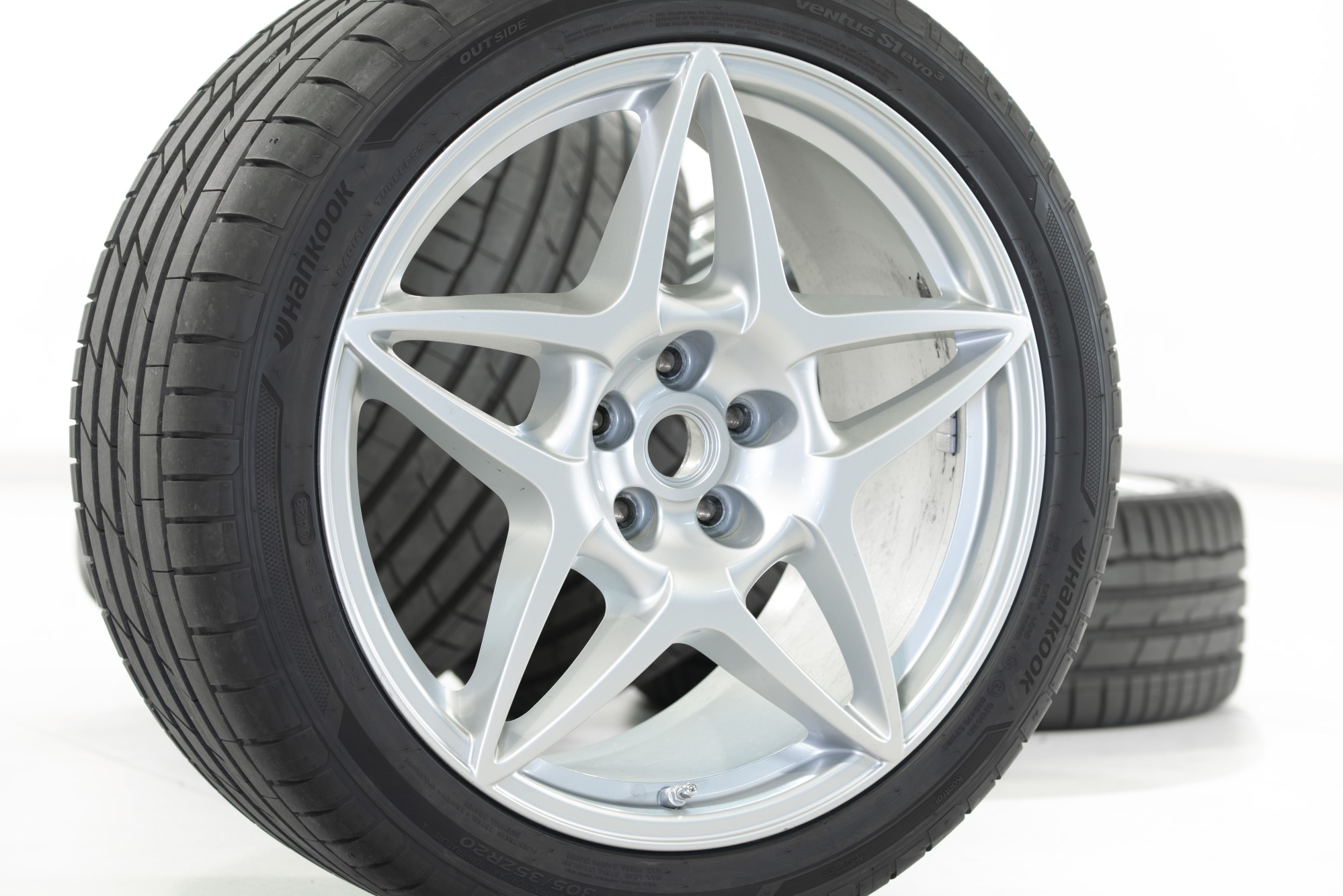 Set Of Ferrari 599 GTB Fiorano Wheels And Tyres for sale by auction in ...