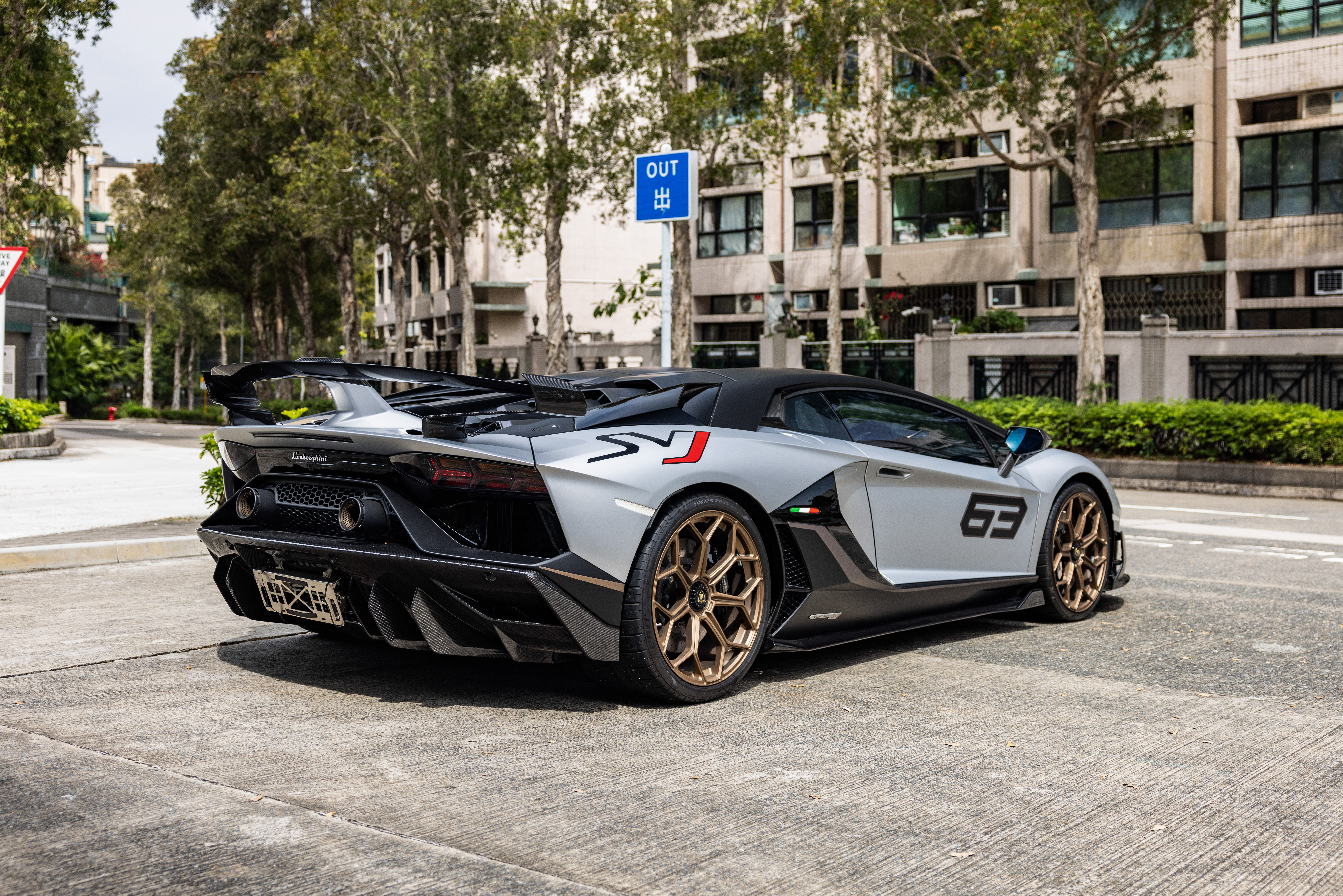 Lamborghini Aventador Dourado